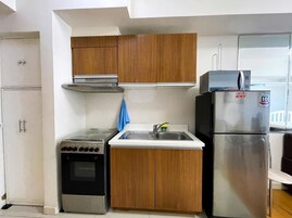 Estúdio Comfort | Cozinha privada | Um frigorífico, um micro-ondas, utensílios de cozinha 