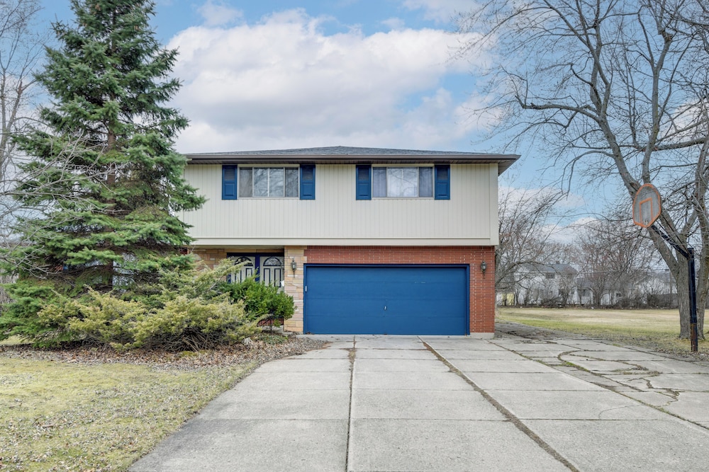 Deck & Seasonal Pool: Spacious Home Near Buffalo! - Buffalo, NY