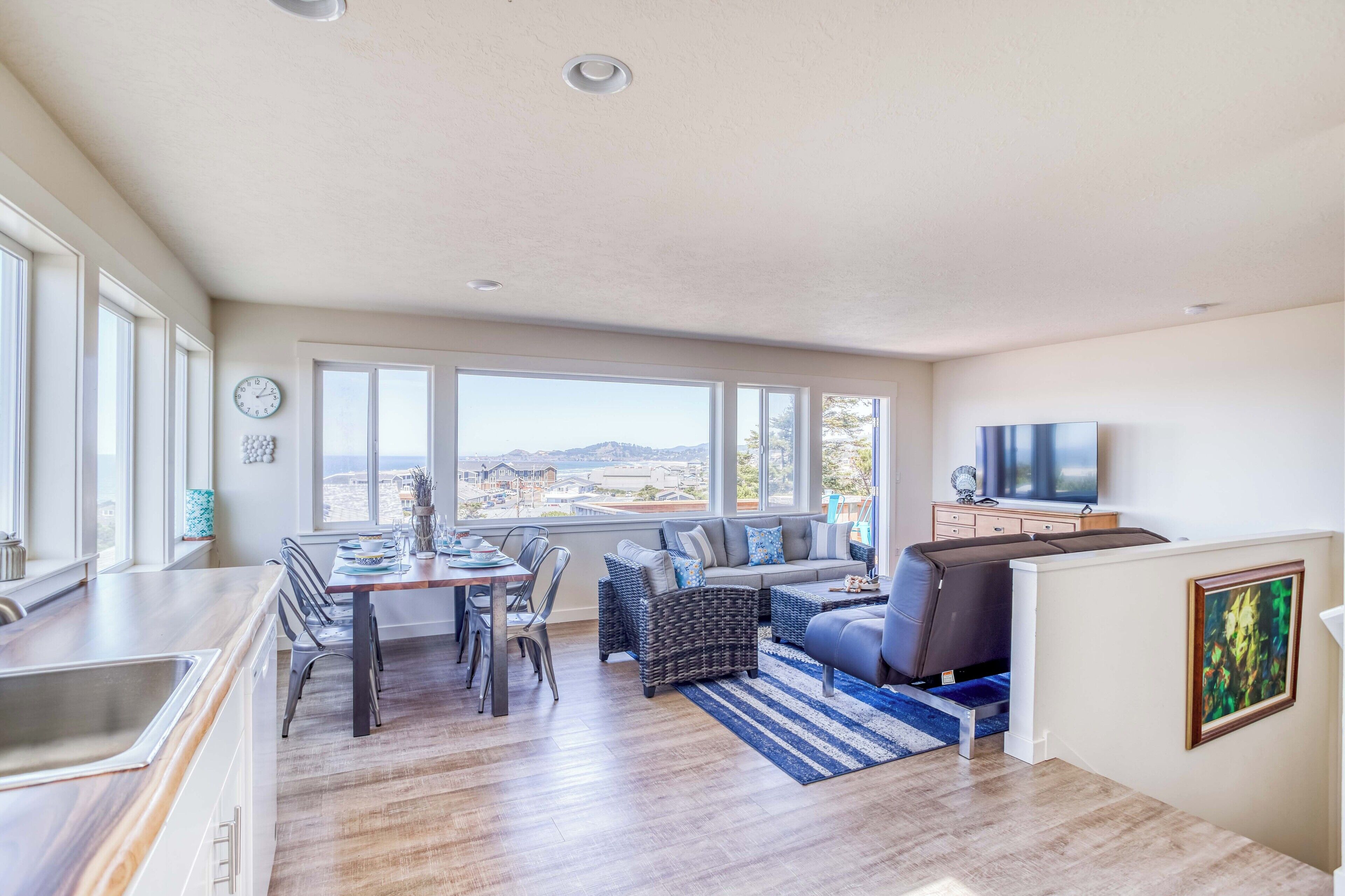 Ocean-view, Upper-level Guest House Near Nye Beach With A Hot Tub - Newport, OR