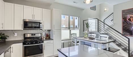 Casa, 2 quartos | Cozinha privada | Um frigorífico, um forno, uma cafeteira/bule, uma torradeira