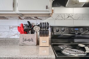 Casa, 3 quartos | Cozinha privada | Um frigorífico, um forno, uma cafeteira/bule, uma torradeira 