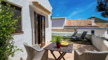 Quarto triplo básico | Cofres nos quartos, Wi-Fi de cortesia