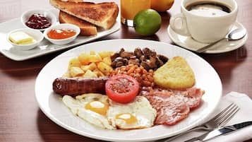 Pequeno-almoço inglês diário (300 USD por pessoa)