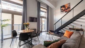 Apartamento Clássico, varanda, vista para o pátio | Sala de estar | Televisor LCD de 40 polegadas com canais por cabo