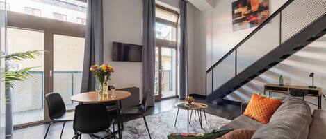 Apartamento clássico, sacada, vista para o pátio | Área de estar | TV LCD 40 polegadas com canais a cabo