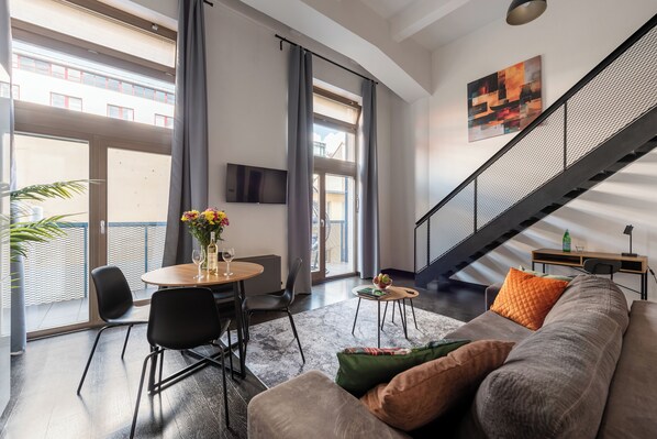 Apartamento Clássico, varanda, vista para o pátio | Sala de estar | Televisor LCD de 40 polegadas com canais por cabo 