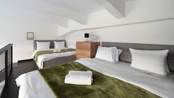 Apartamento Clássico, varanda, vista para o pátio | Cortinas/cortinados opacos, ferro/tábua de engomar