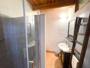 Vila, vários quartos, piscina particular, vista para o jardim | Banheiro