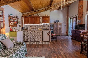 Loft, vista para o jardim | Cozinha privada | Micro-ondas, cafeteira/chaleira, chaleira elétrica