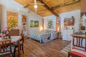 Loft, vista para o jardim | Sala de estar | Televisor de 32 polegadas com canais digitais, lareira 