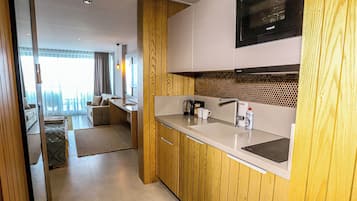 Minifrigorífico, um micro-ondas, uma placa de cozinha