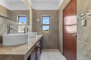 Vila | Banheiro | Produtos de toalete grátis, secador de cabelo, toalhas de banho 