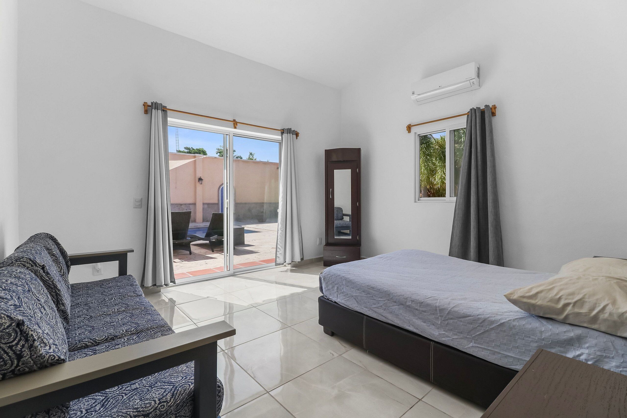 Villa | Lençóis de algodão egípcio, roupa de alta qualidade, secretária 