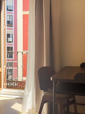 Quarto conforto | Cofres nos quartos, cortinas blackout, quartos à prova de som