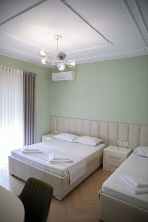 Quarto Triplo Standard | Roupa de alta qualidade, Wi-fi grátis, roupa de cama fornecida 
