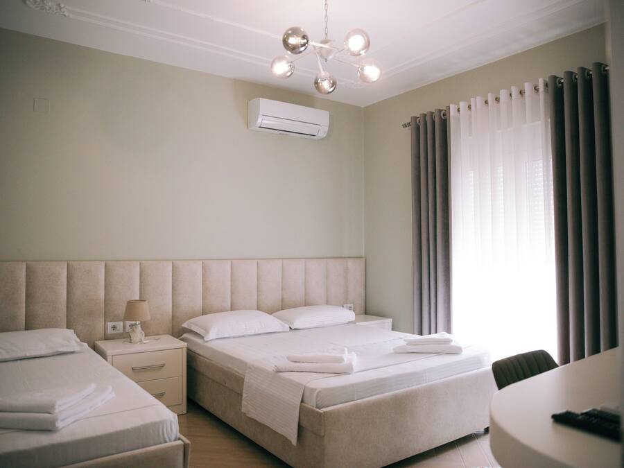 Quarto Triplo Standard | Roupa de alta qualidade, Wi-fi grátis, roupa de cama fornecida