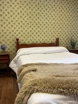 Quarto Básico, 1 cama queen-size, casa de banho partilhada | Ferro/tábua de engomar, Wi-fi grátis, roupa de cama fornecida
