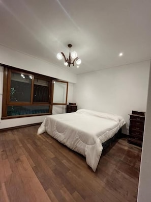 Ferro/tábua de engomar, Wi-fi grátis, roupa de cama fornecida