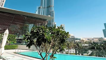 2 piscinas exteriores, toldos gratuitos, guarda-sóis