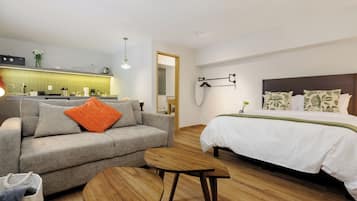 Estúdio Comfort, 1 cama queen-size e sofá-cama, vista para o pátio | Sala de estar | Smart TV de 50 polegadas com canais digitais