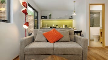 Estúdio Comfort, 1 cama queen-size e sofá-cama, vista para o pátio | Sala | Smart TV de 50 polegadas com canais digitais