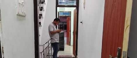 Secretária, secretária adequada para computadores portáteis