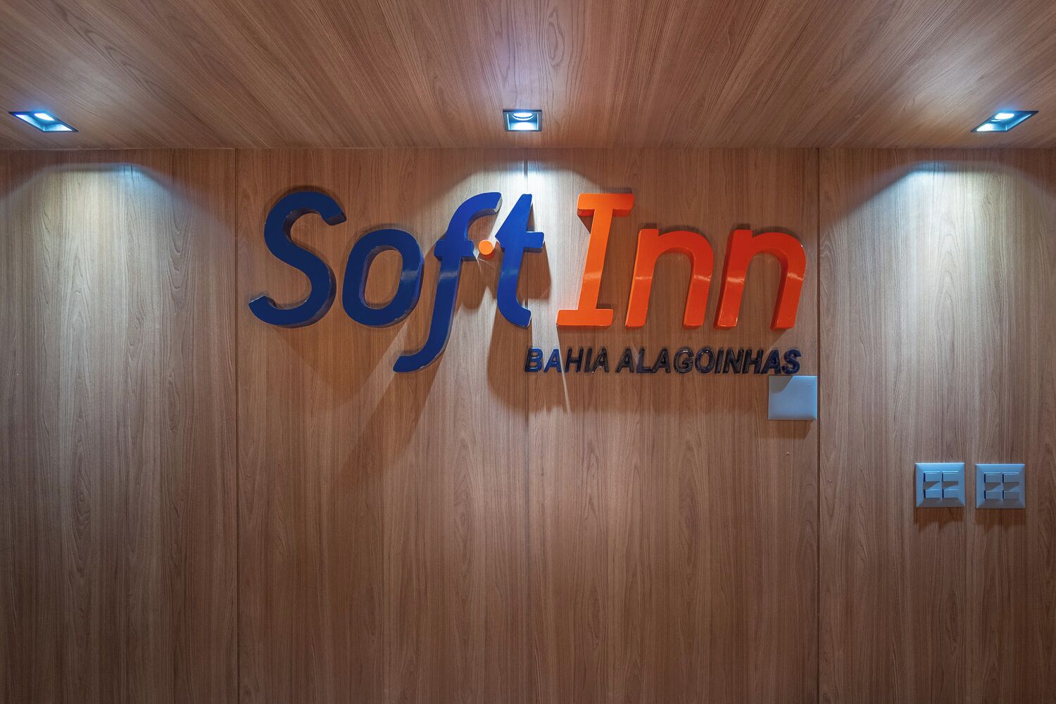 Placa de hotel com o nome 'Soft Inn' e a localização 'Bahia Alagoinhas'.
