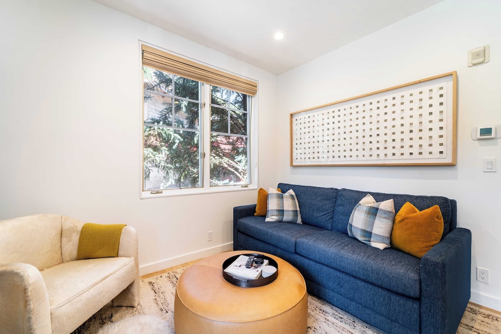 Aspen Hideaway By Avantstay Walk To Aspen, Near Slopes + Pool & Hot Tub Access - Aspen, CO