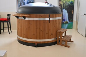 Salas para tratamentos a dois, sauna seca, banheira de hidromassagem