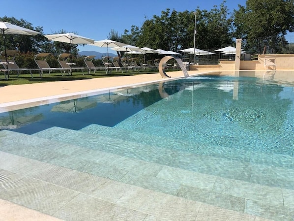 Piscina externa sazonal, funciona das 10h às 19h, guarda-sóis