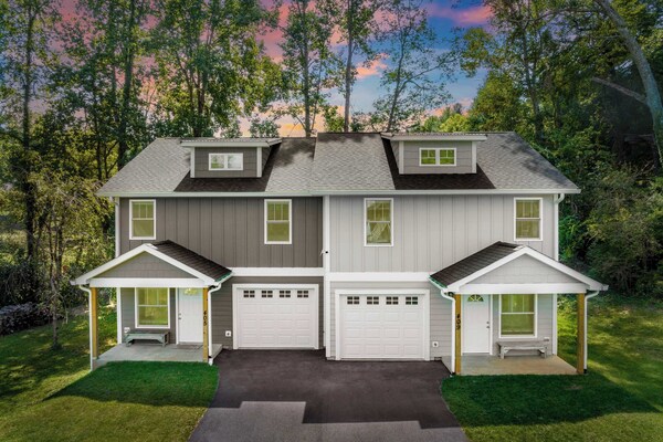 Sleeps 20, Entire Duplex Patio + Fire Pit 6 Minutes To Downtown Asheville - Asheville, NC