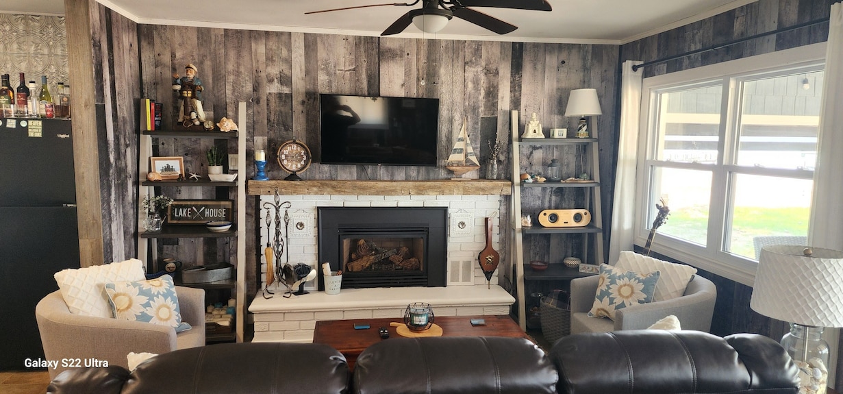 Erie Beach Moon. A Cozy Waterfront Cottage Near Amherstburg Ontario - Amherstburg