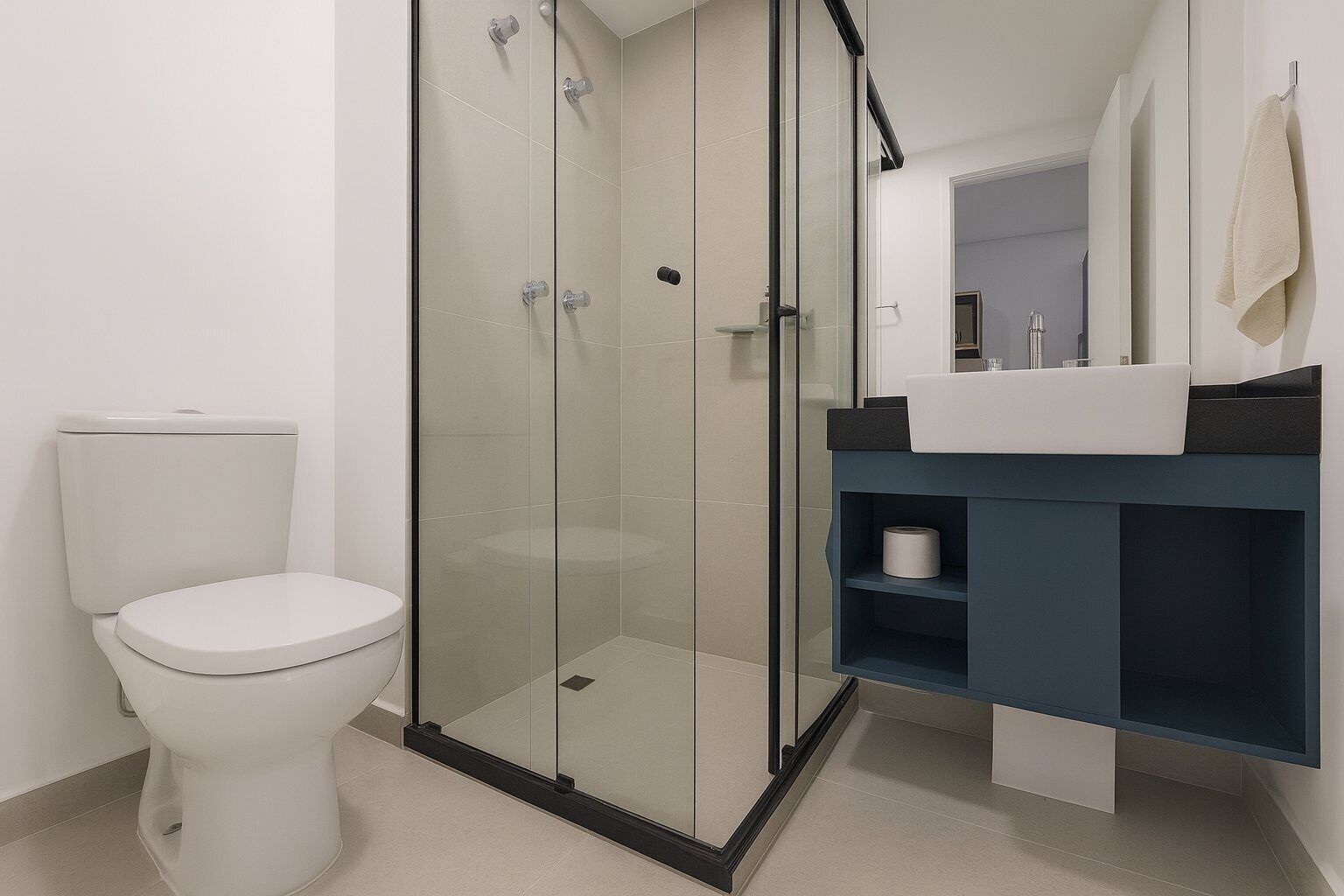 Uma casa de banho moderna com chuveiro envidraçado, sanita branca e toucador azul com espelho.