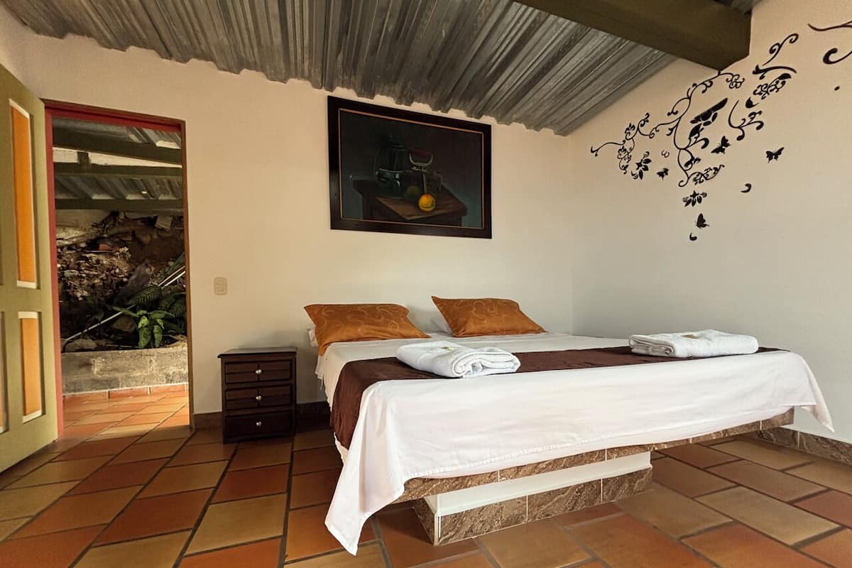 Quarto casal luxo | Escrivaninha, espaço de trabalho para notebook, Wi-Fi de cortesia