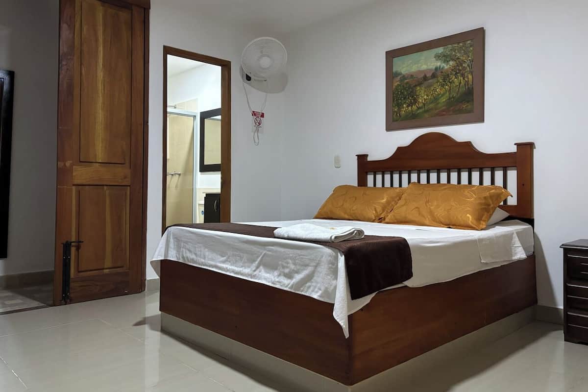 Quarto casal standard | Escrivaninha, espaço de trabalho para notebook, Wi-Fi de cortesia