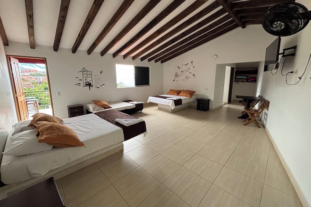 Quarto família | Escrivaninha, espaço de trabalho para notebook, Wi-Fi de cortesia