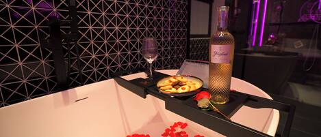 Um polibã e uma banheira separados, uma banheira de imersão total