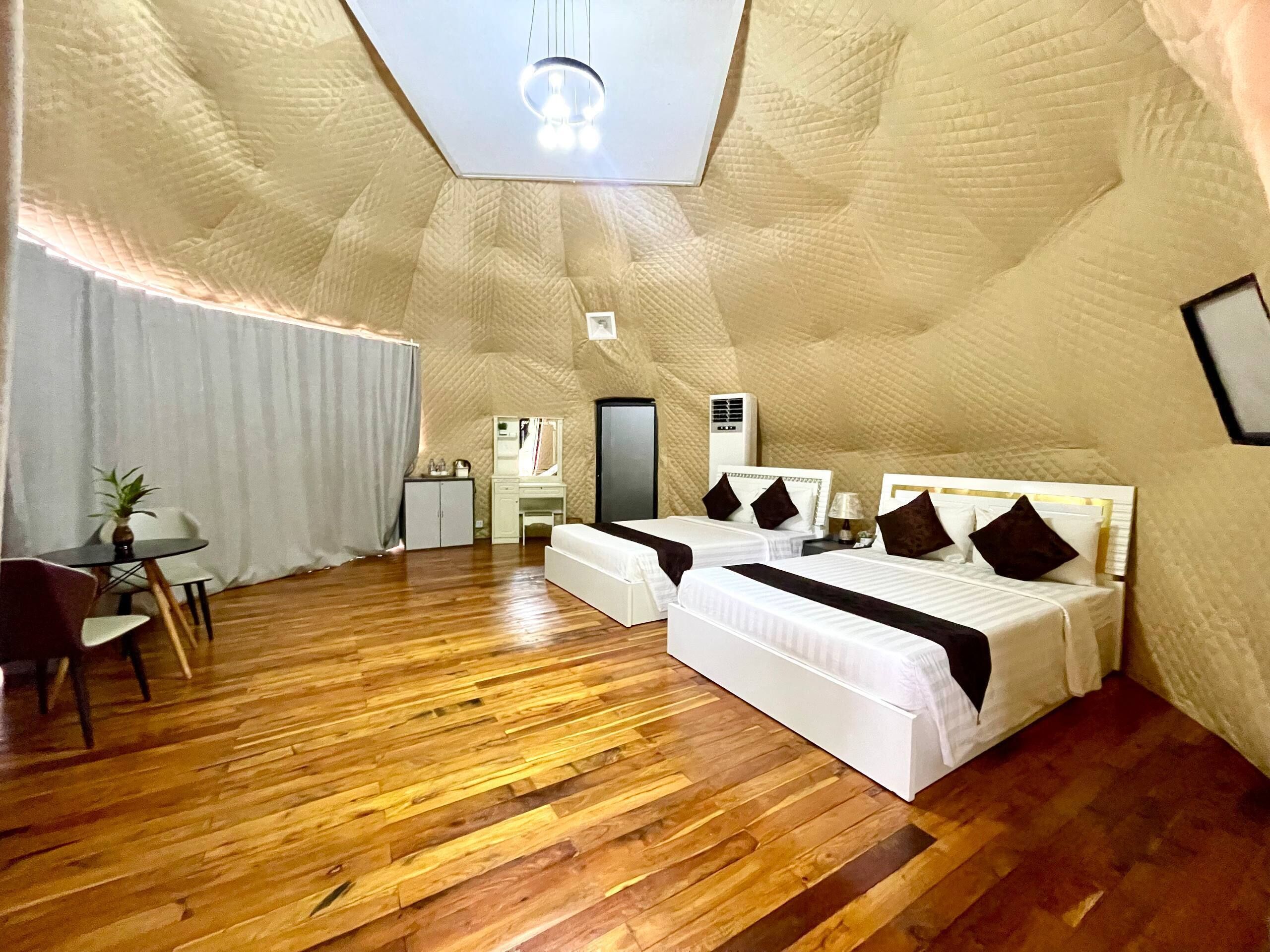 Quarto Twin de Luxo | Roupa de alta qualidade, cofre no quarto, secretária 