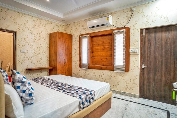 Quarto Duplo Comfort, varanda, Vista para a cidade | Secretária, secretária adequada para computadores portáteis 