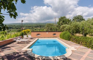 Piscina externa sazonal, guarda-sóis, espreguiçadeiras