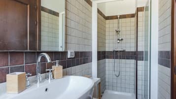 Apartamento, 2 quartos, piscina privativa | Casa de banho | Um polibã, um secador de cabelo, toalhas fornecidas, sabão