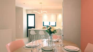 Apartamento, 2 quartos, varanda, Vista para a cidade | Sala de jantar