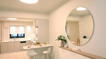 Apartamento, 2 quartos, no rés do chão | Cozinha privada | Um frigorífico/congelador grande, um micro-ondas, uma placa de cozinha