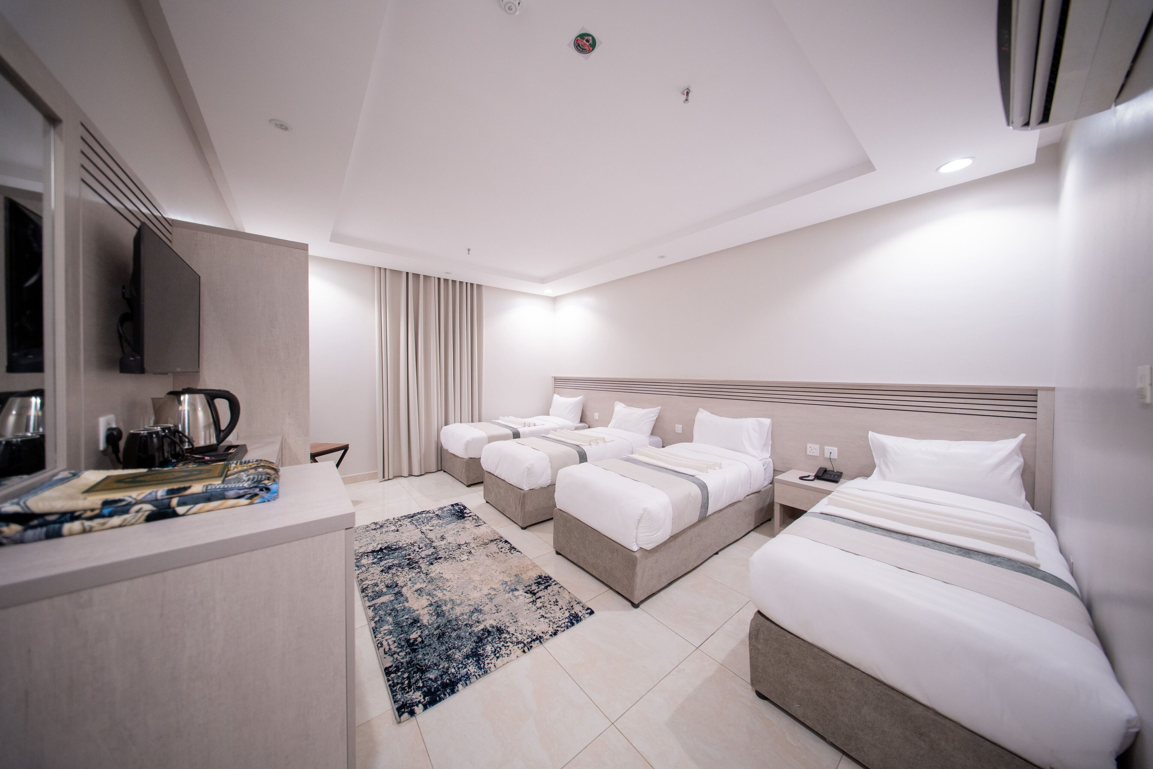 Quarto | Minibar, ferro/tábua de engomar, Wi-fi grátis, roupa de cama fornecida 