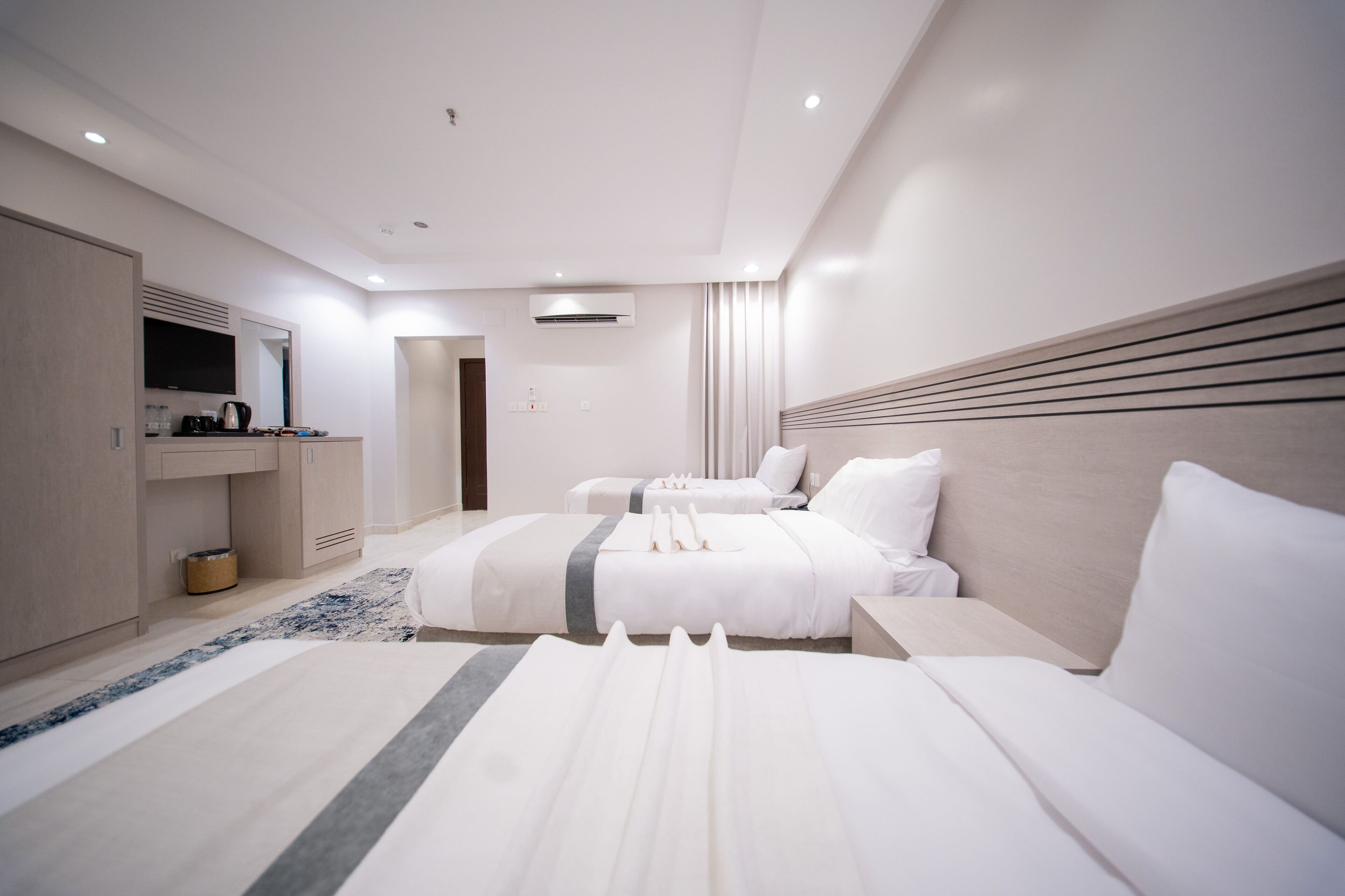 Quarto Triplo | Minibar, ferro/tábua de engomar, Wi-fi grátis, roupa de cama fornecida 