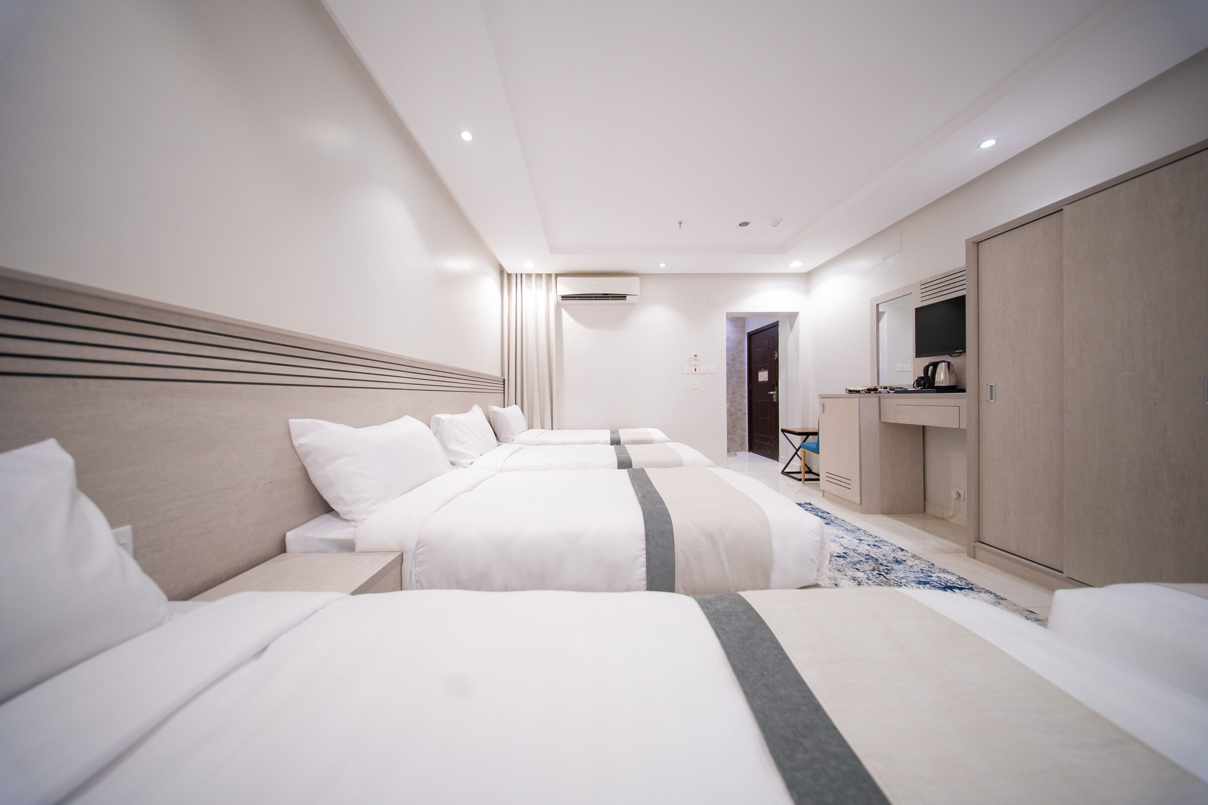 Quarto | Minibar, ferro/tábua de engomar, Wi-fi grátis, roupa de cama fornecida 