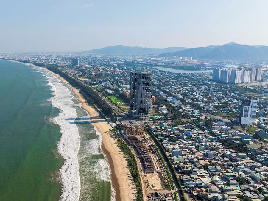 Na praia, praia de areia branca