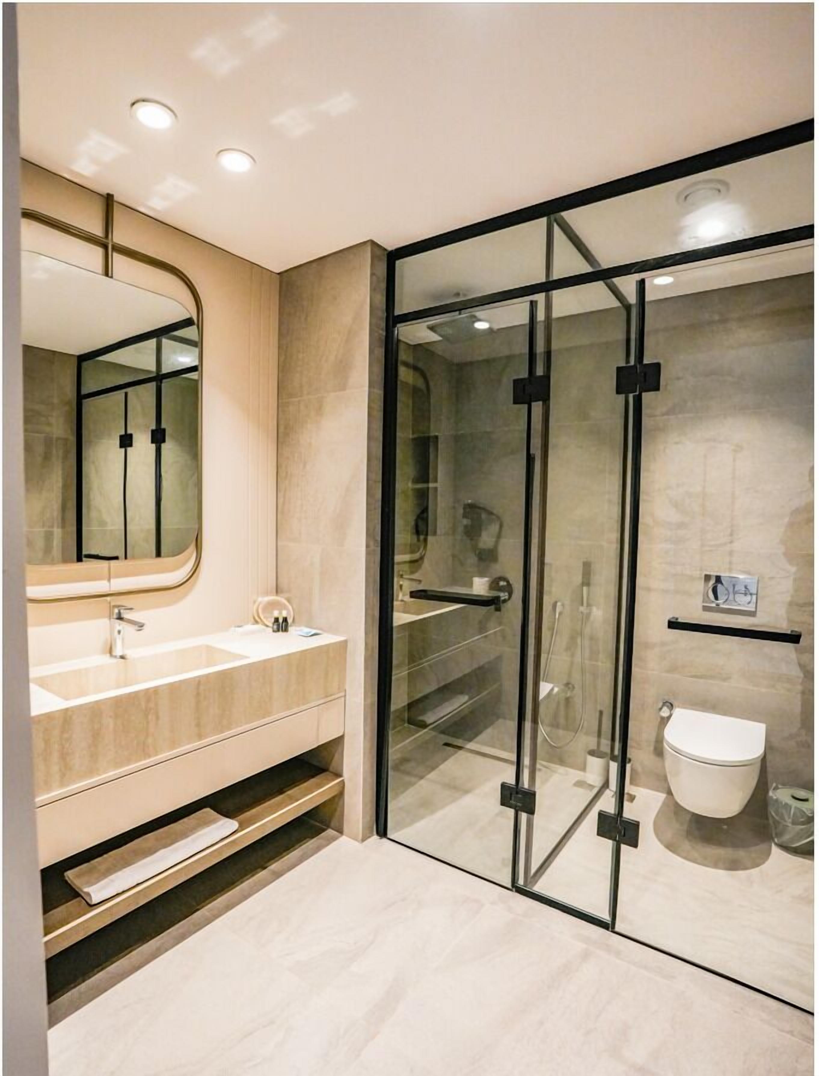 Quarto luxo | Frigobar (abastecido com alguns itens grátis), escrivaninha
