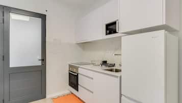 Um frigorífico, um micro-ondas, um forno, uma placa de cozinha