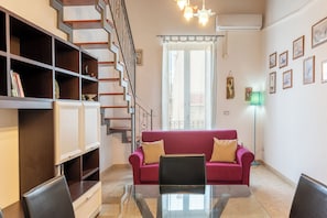 Apartamento, 2 quartos, vista para a cidade | Área de estar | TV 30 polegadas com canais via satélite